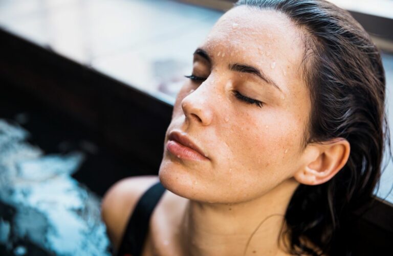 El cloro, la piel y el acné: cómo prevenir problemas cutáneos en la ...
