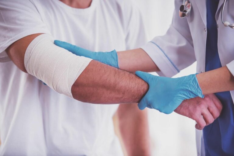 Infección en el codo: causas, síntomas y tratamiento | Traumatología